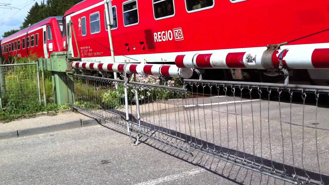 Durchfahrender Zug - YouTube