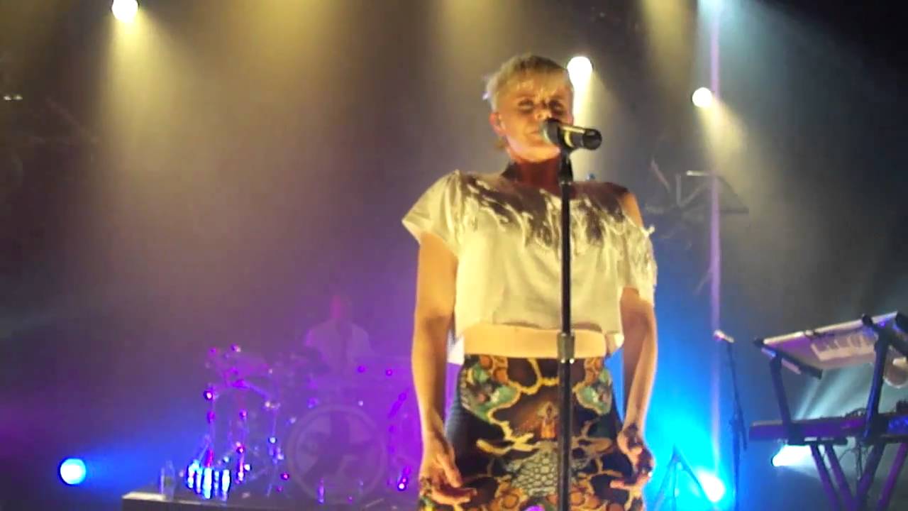 Robyn - Indestructible (Live in Quebec City) - YouTube