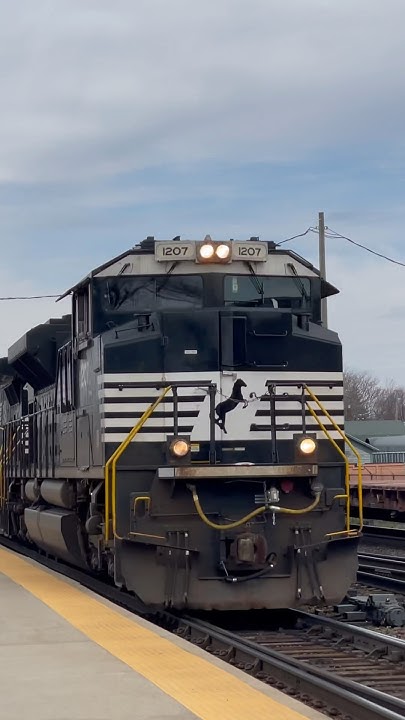 NS 1207 (SD70IAC) leads a intermodal through Elkhart IN - YouTube