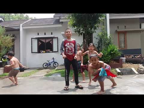 Mandi diluar sama teman ( take a shower outside with a friend)