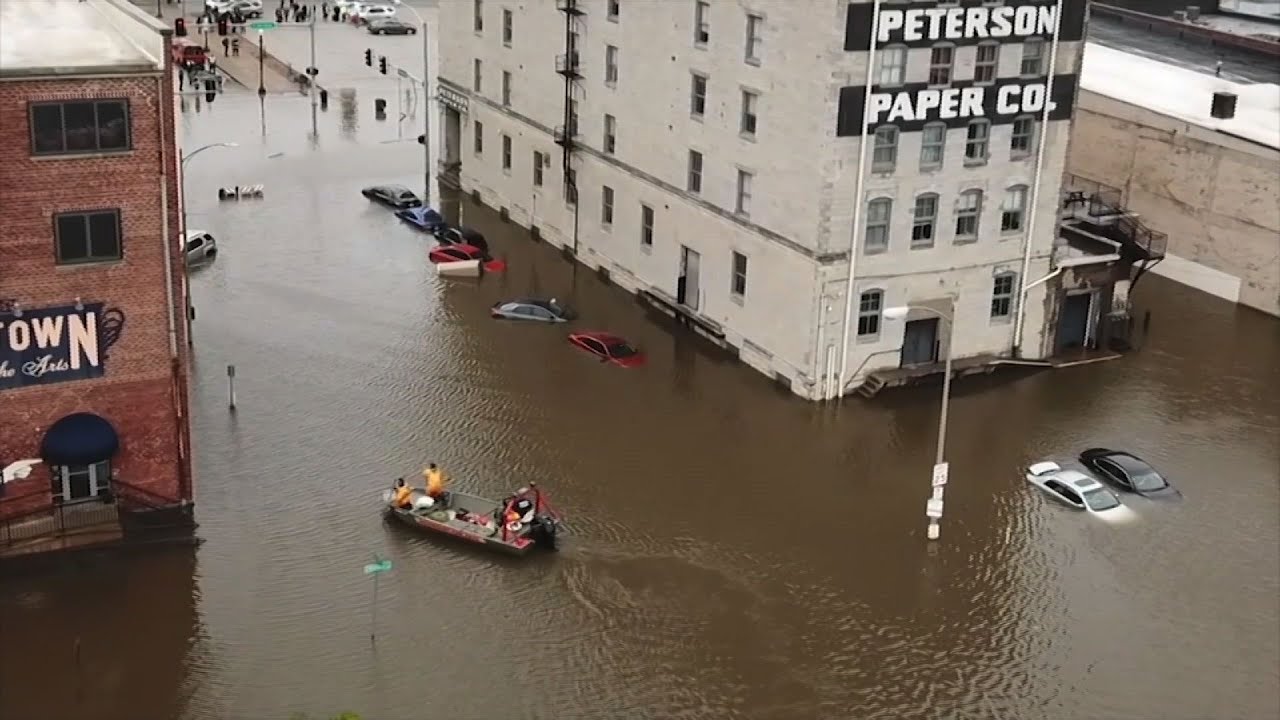 Davenport, Iowa flooded after river barrier fails - YouTube