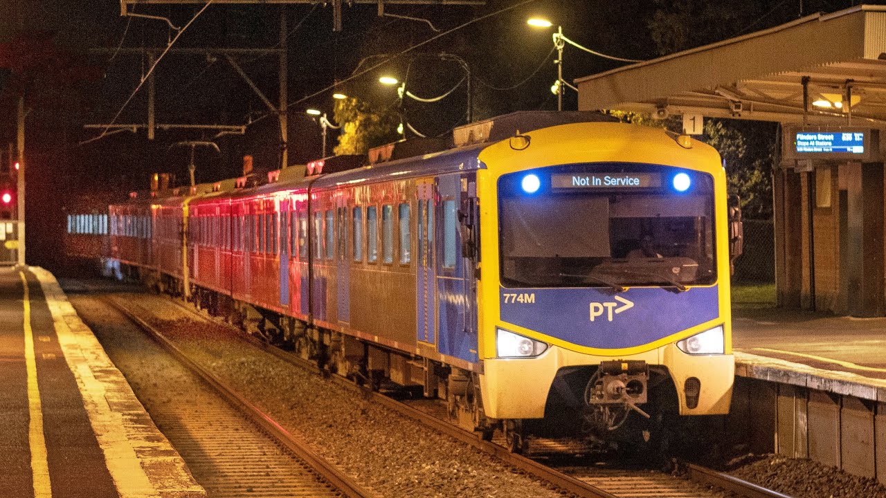 Siemens train LAYS SAND on the Mernda Line! | MTM Siemens Nexas Train ...