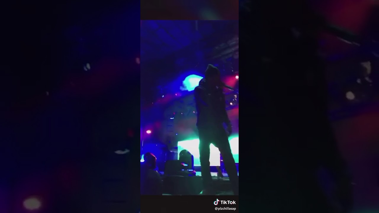 Travis Scott pissed off at security guard 😱 - YouTube