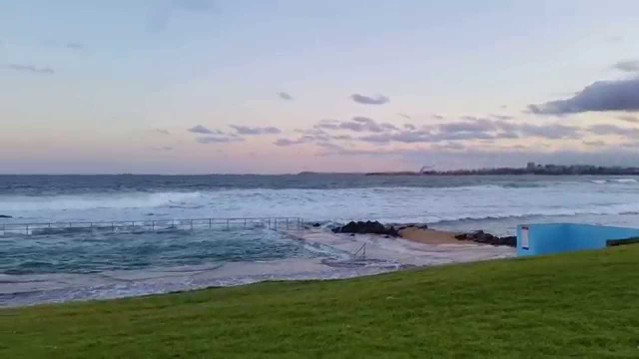 Austinmer Beach & rock pool - YouTube