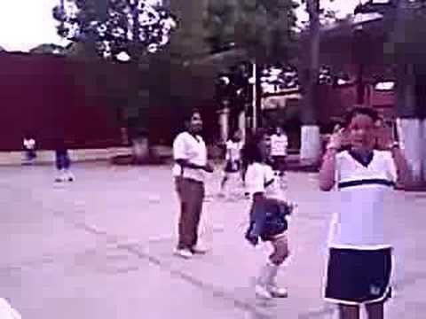 las chavas de la secundaria dos saltando