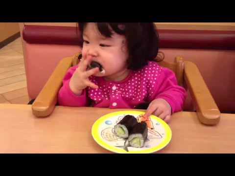 Jenni comendo sushi