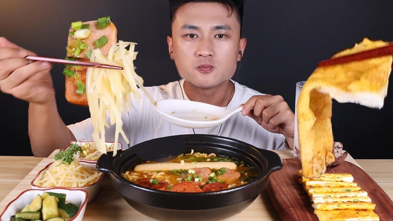 Eric eating/Mukbang)SUB/Ham Ramen with Egg Pancake/ASMR eating sounds - YouTube