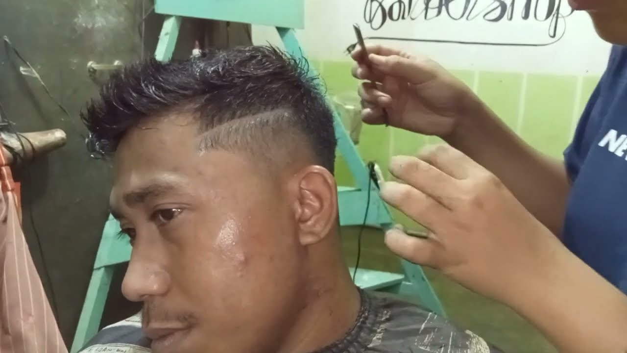 model rambut pria garis samping dengan gradasi halus bagian belakang# ...
