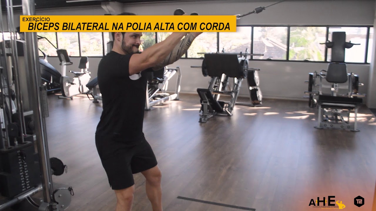 Exercício Bíceps bilateral na polia alta com corda - YouTube