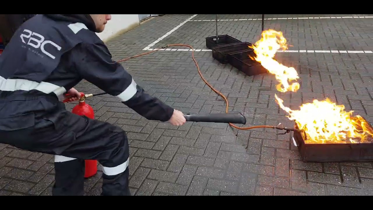 Gasbrand blussen met Co2 - YouTube