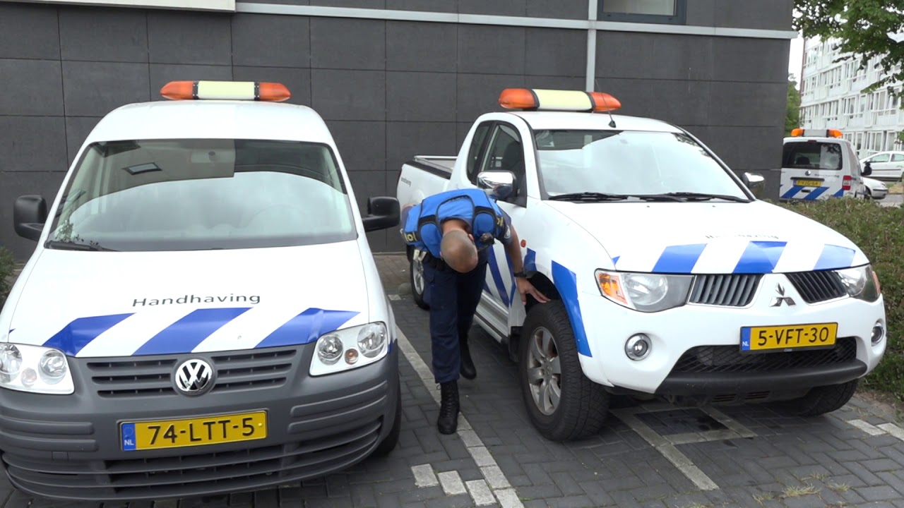 Dienstauto's handhaving Purmerend vernield en met eieren besmeurd - YouTube