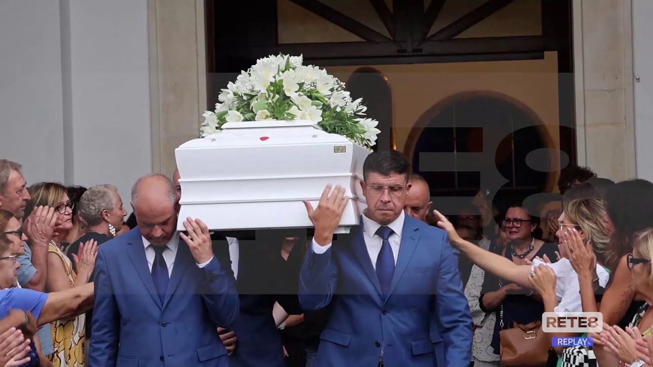 Ortona - L’ultimo saluto a Lorena Paolini - YouTube