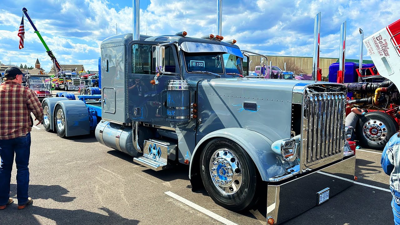Hot-rod vibes: Full-custom '24 389 pulls dump trailers, fronts a 379 ...
