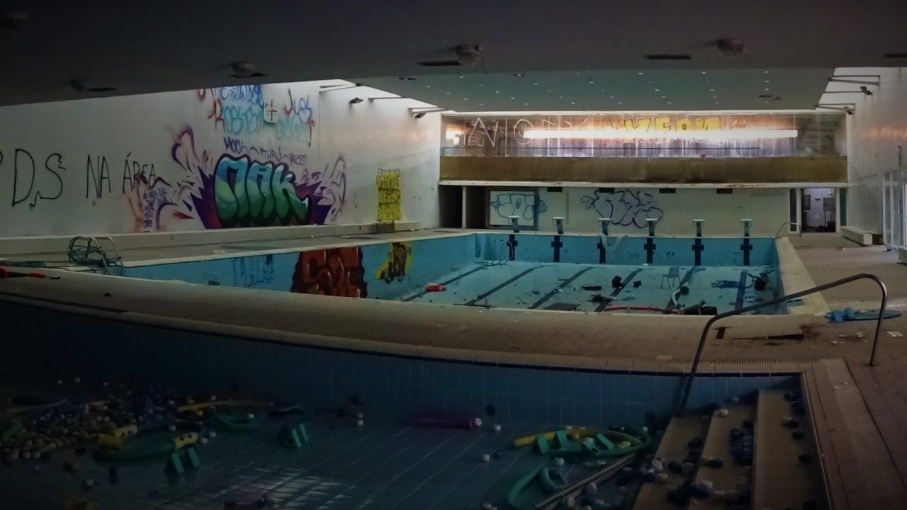 ABANDONED SWIMNING POOL FOUND CREEPY HAUNTED DOLL - YouTube