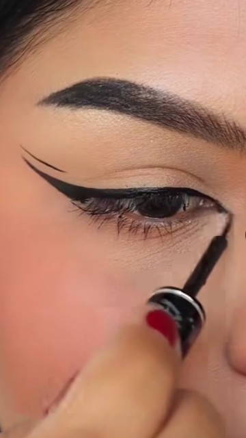 Cute eyeliner tutorial 😍#mekuptutorial #eyelinertutorial #eyemakeup # ...