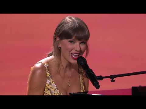 Taylor Swift Performs ‘I Knew It, I Knew You’ For The First Time At The ‘Toy Story 5’ Premiere 
