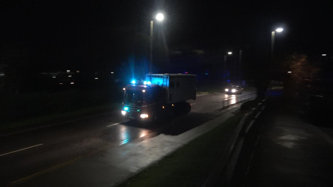 KFRS Incident Support Unit Responding with Fire Engine at night. - YouTube