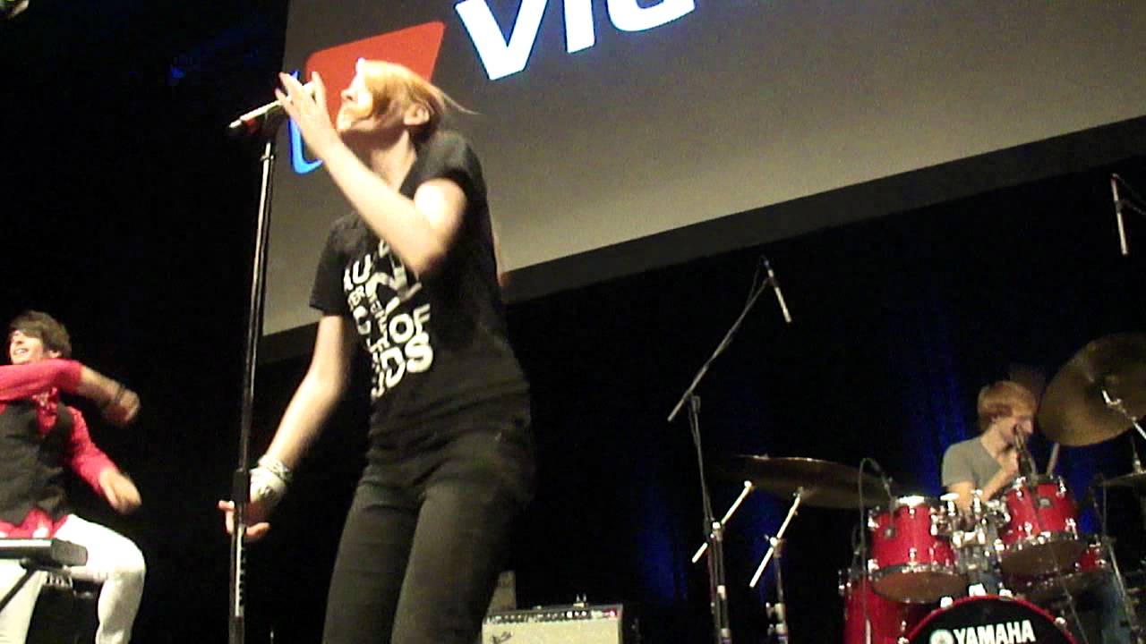 Meekakitty, Heyhihello and Luke Conard perform Live at Vidcon 2011 ...