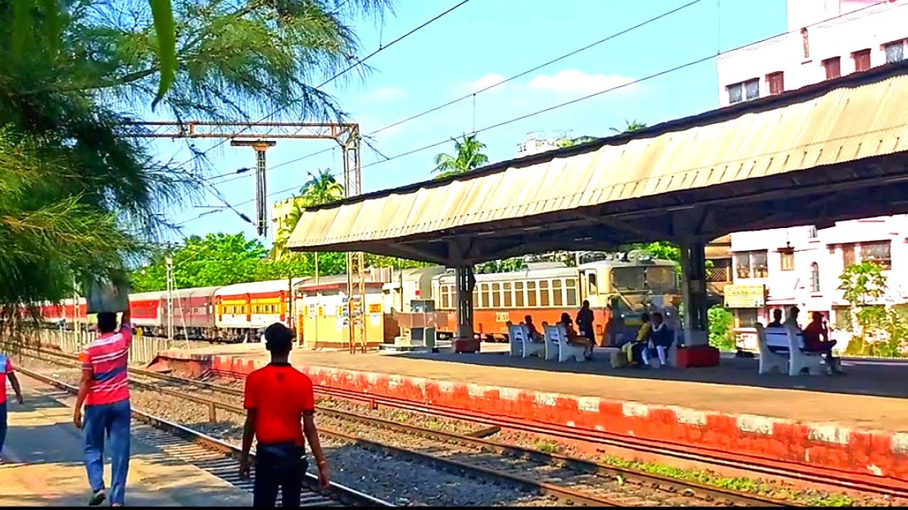 SOUTH EASTERN RAILWAY PASSING MAIL EXPRESS || RED & GREEN BASE COLOUR ...