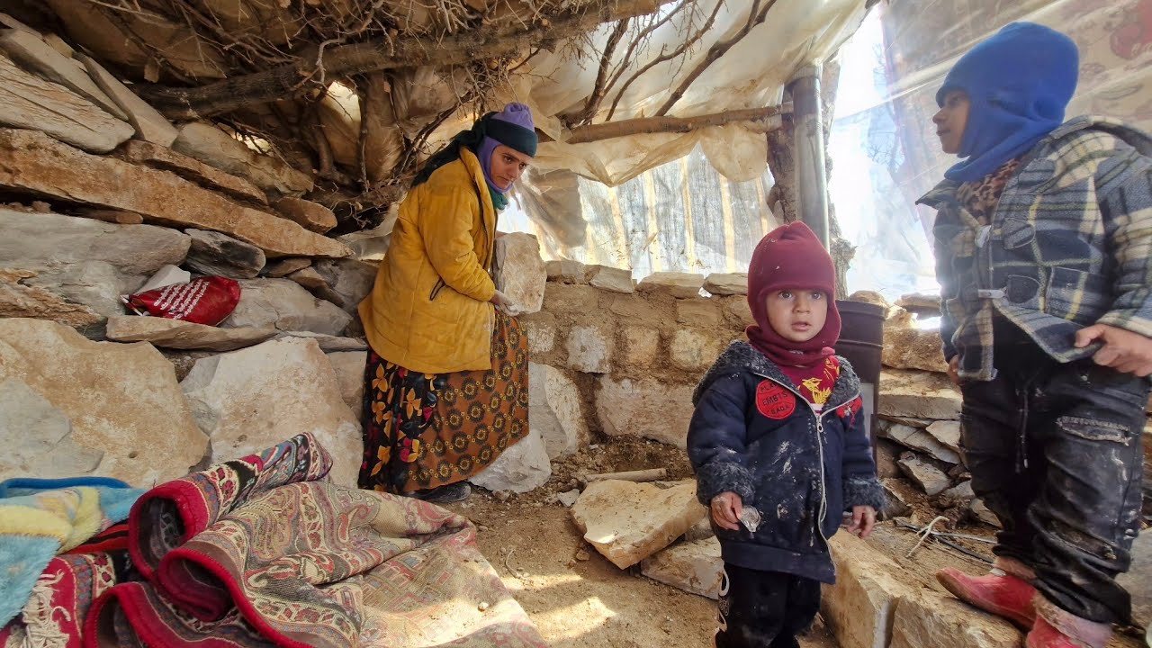 "Nomadic Mother Builds a Fire Pit & Cooks Delicious Wood-Fired Tomatoes ...