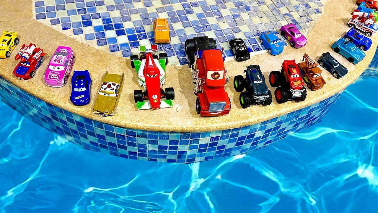 lightning Mcqueen swims in the water #lightningmcqueentoys #mcqueen代購 ...