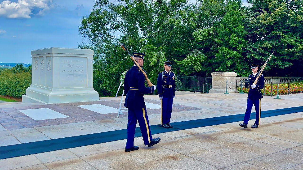 The Tomb of the Unknown Soldier - Last Changing of the Guard of the Day ...