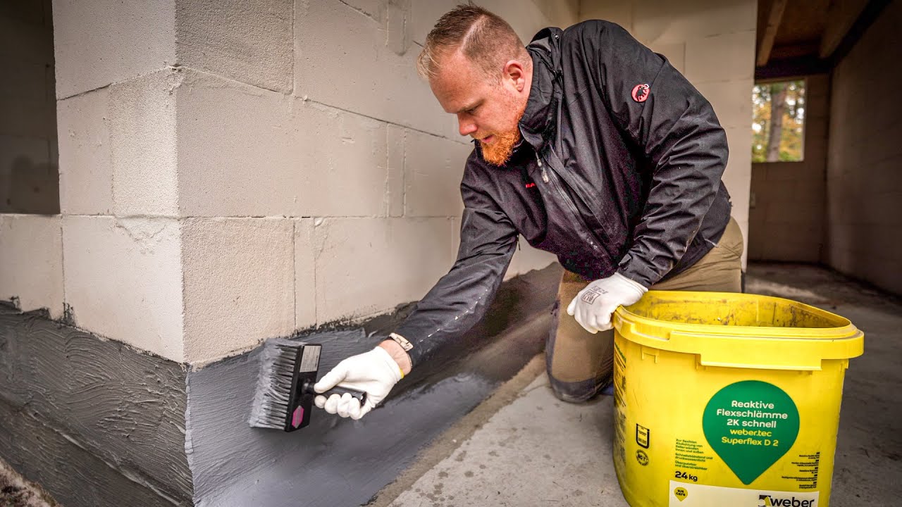 Sockel abdichten mit flexibler Dichtschlämme - Waldhütte - YouTube