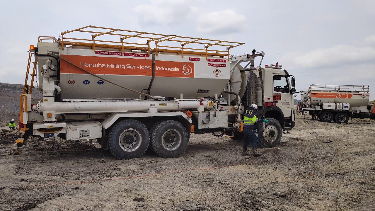 TRUCK CHARGING EXPLOSIVES (MOBILE MANIFACTURING UNIT) - YouTube