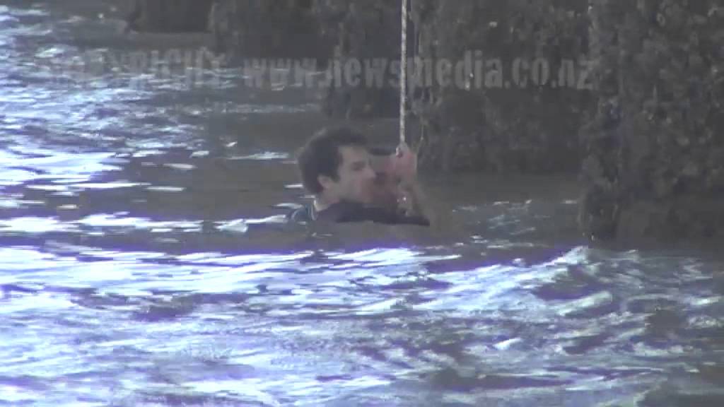 MANGERE BRIDGE WATER RESCUE_1.mp4 - YouTube