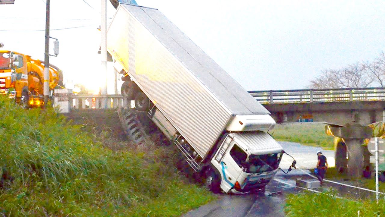 IDIOT Truck Crashing Compilation | Unlucky Truck Falling Off Cliff ...