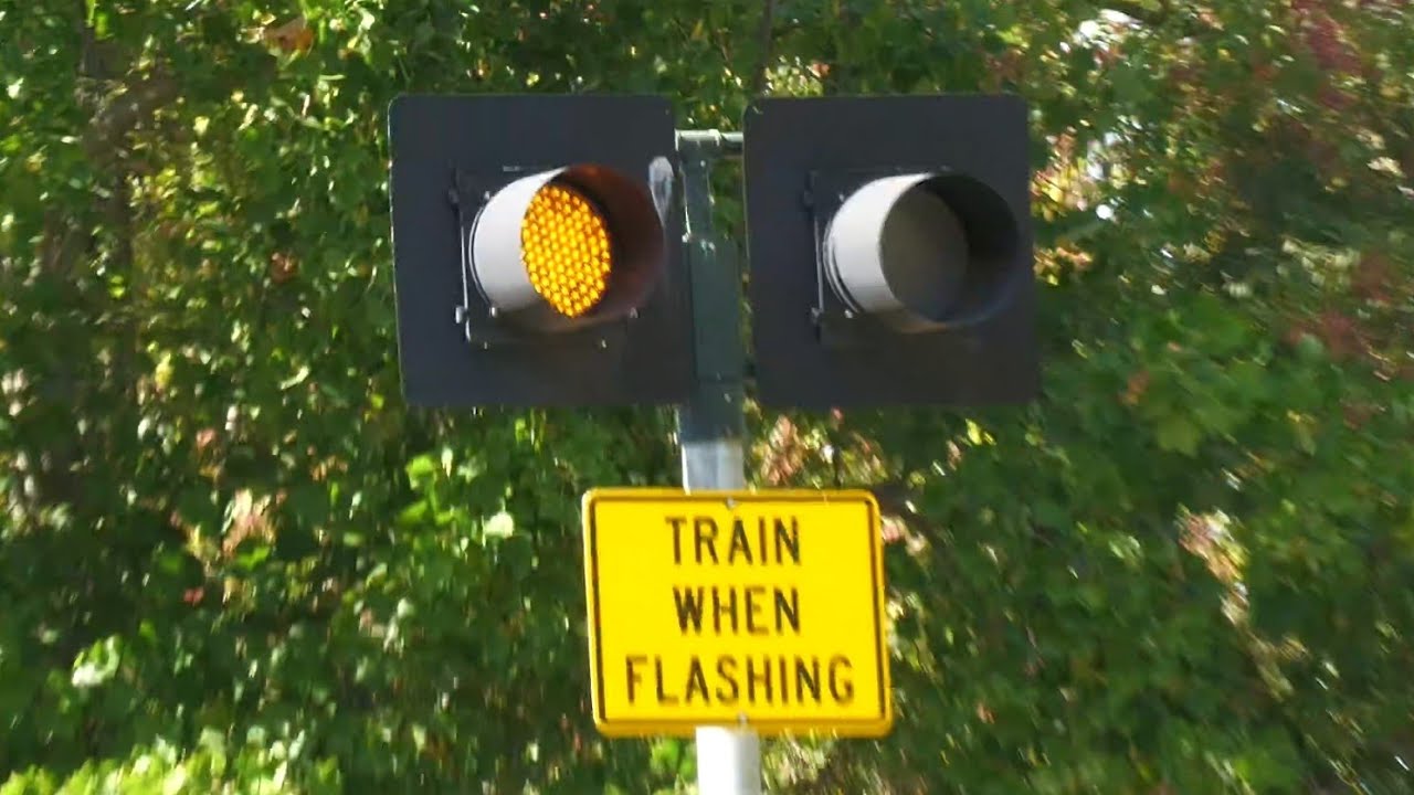 Yellow Flasher Warning Signal & No Left Turn Signal At 2nd Ave ...