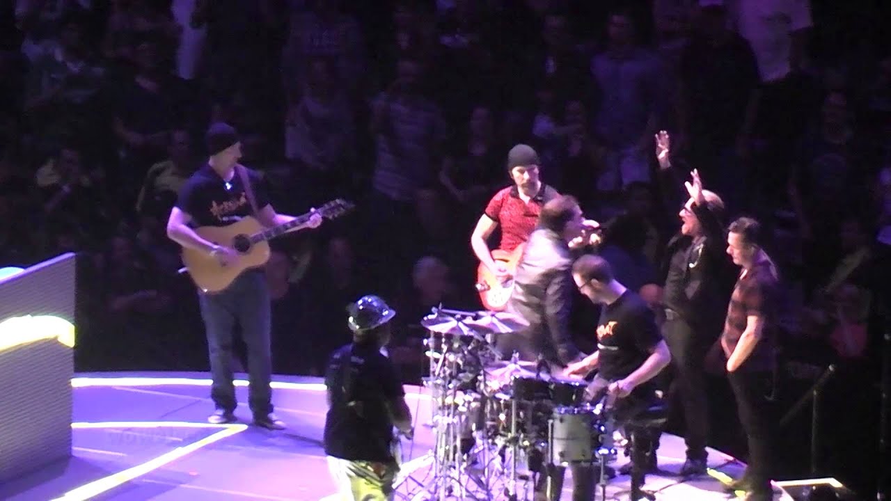 U2 invites tribute band Acrobat, Jessica and Stepanie on stage Toronto ...