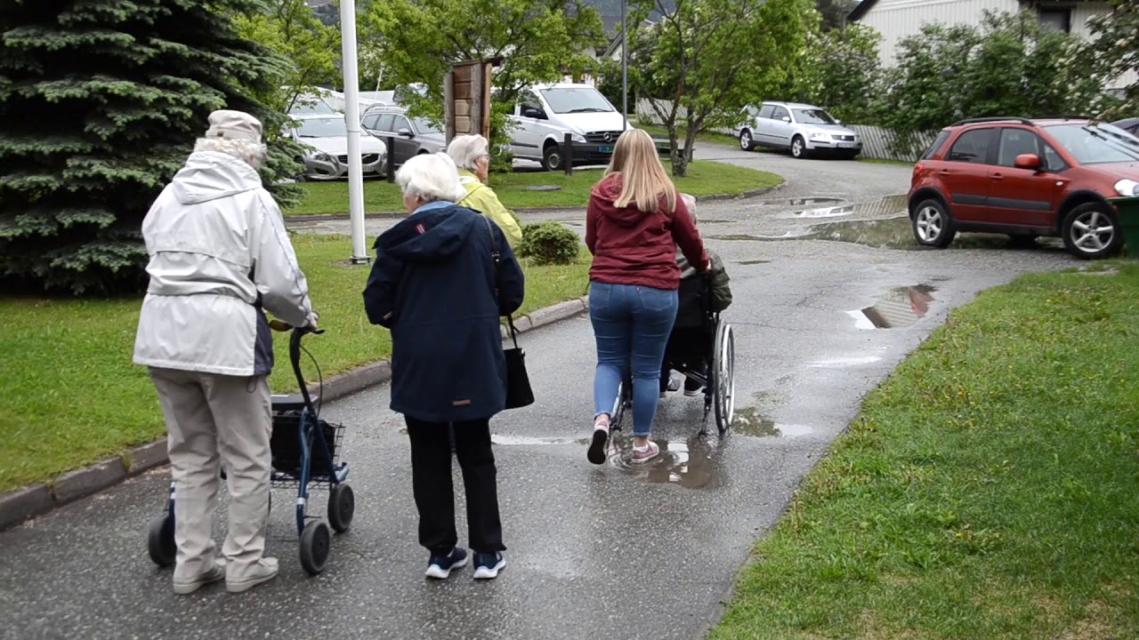 Rullatordag på Ringebu Eldresenter - YouTube