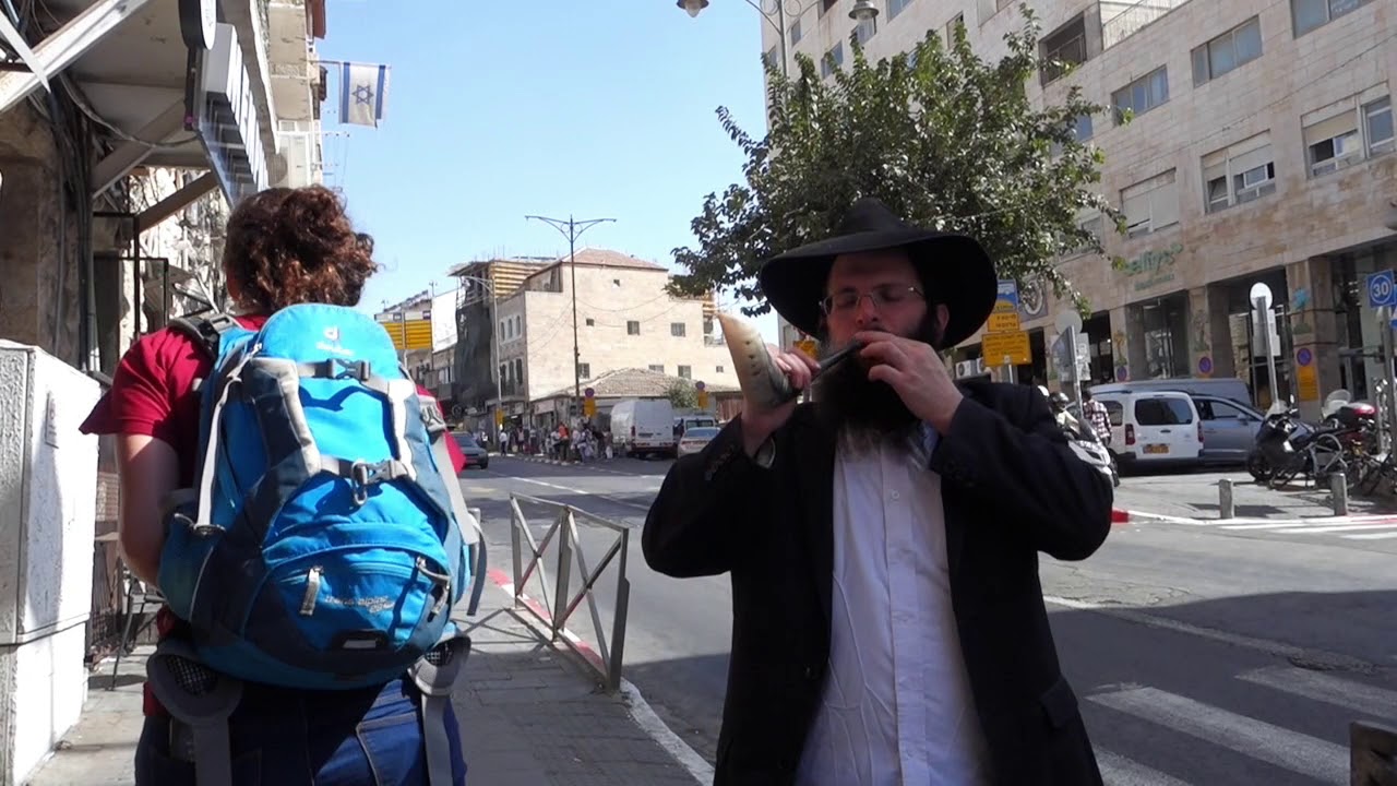 Jossi, ein ultra-orthodoxer Jude aus Tel Aviv, bläst den Schofar in ...