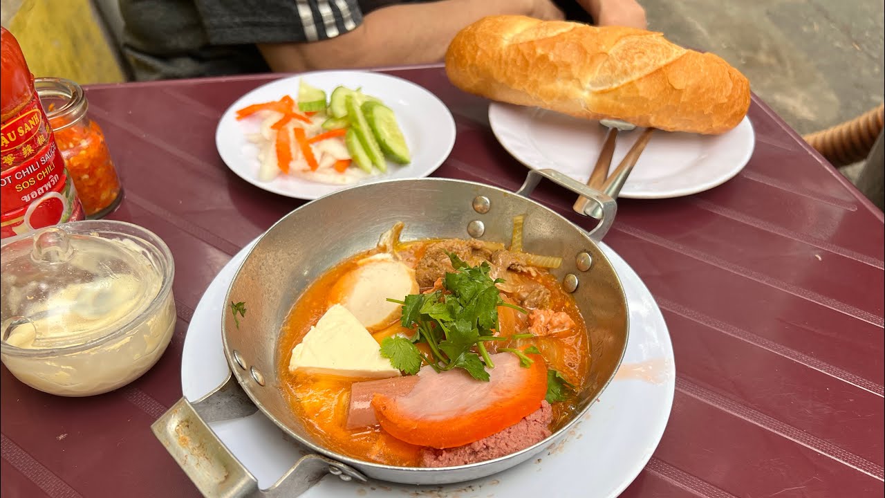 Banh Mi Chao for $2 usd in an Alley in Saigon District 1 - YouTube