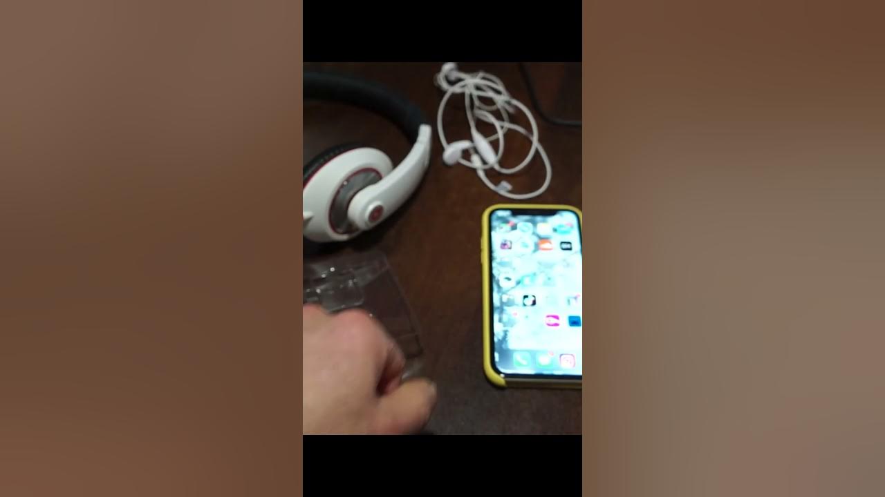 Как подключить наушники к айфону Youtube