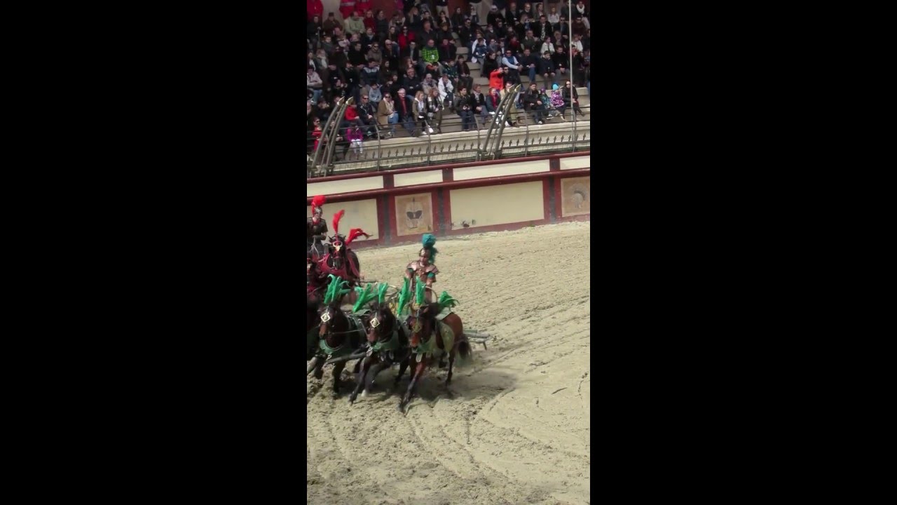 Extrait course de Chars - Le Signe du Triomphe - Puy du Fou 2016 - YouTube