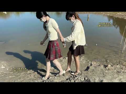 279期High heels got stuck in the mud, so I dug them out with my feet.