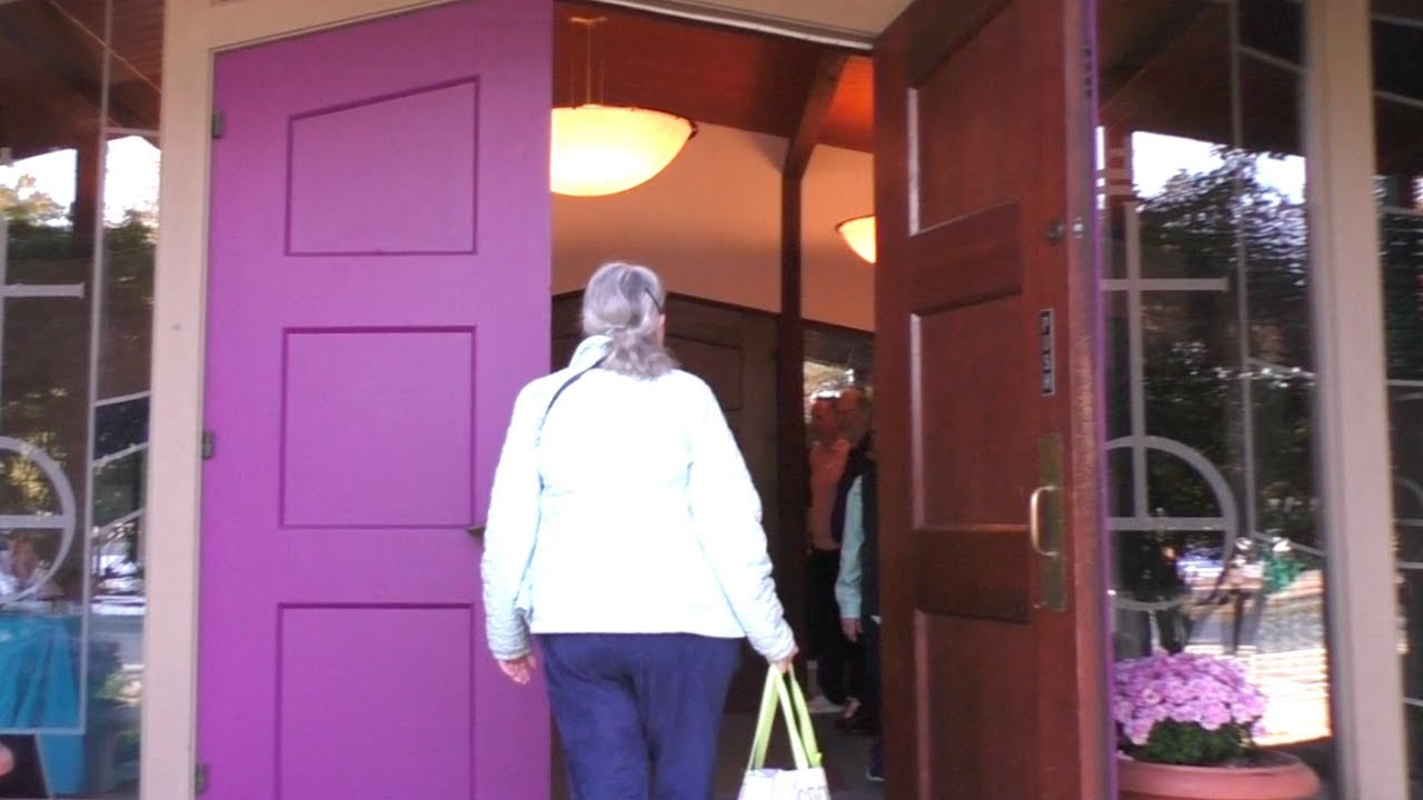 What to Expect When Visiting a Church - YouTube