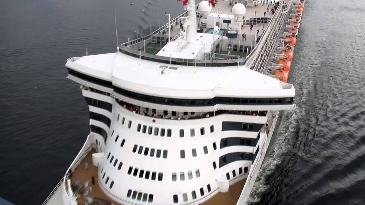 Amazing view : Queen Mary 2 passes under a bridge - YouTube