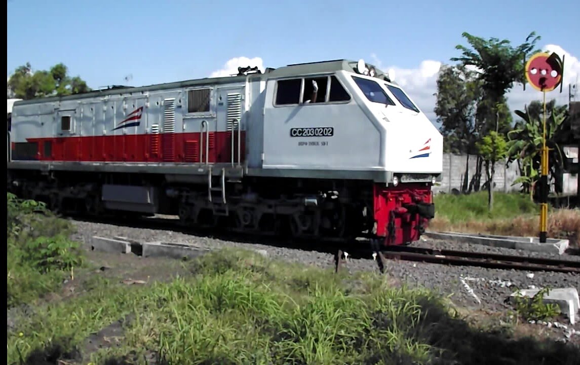 Kereta Api Mutiara Timur melintas Rail Crossing Rejoso Yg Sudah Mati ...