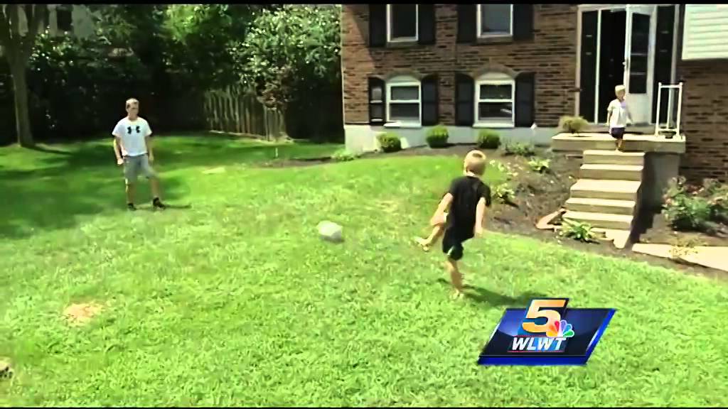 Boy dives into pond to rescue drowning toddler - YouTube