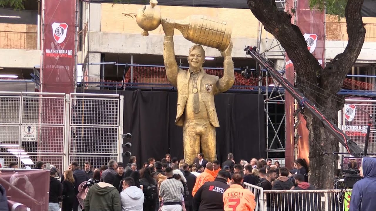 River Plate inaugura estatua en homenaje a Marcelo Gallardo - YouTube