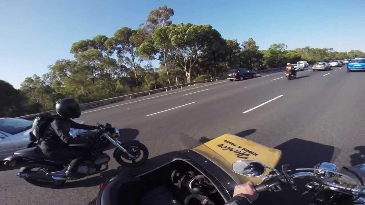 Motorcycles Lane Filtering on Eastern Freeway - YouTube