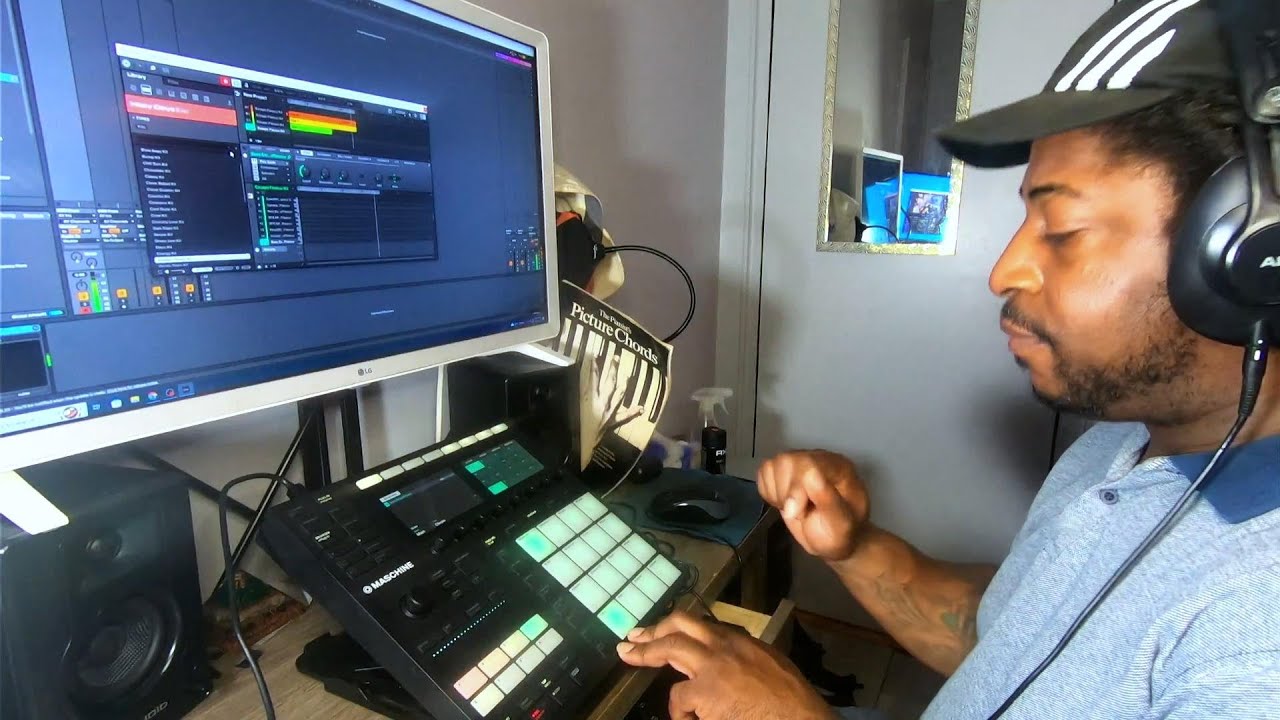 Making A Neo Soul Type Track using Maschine MK3 - YouTube