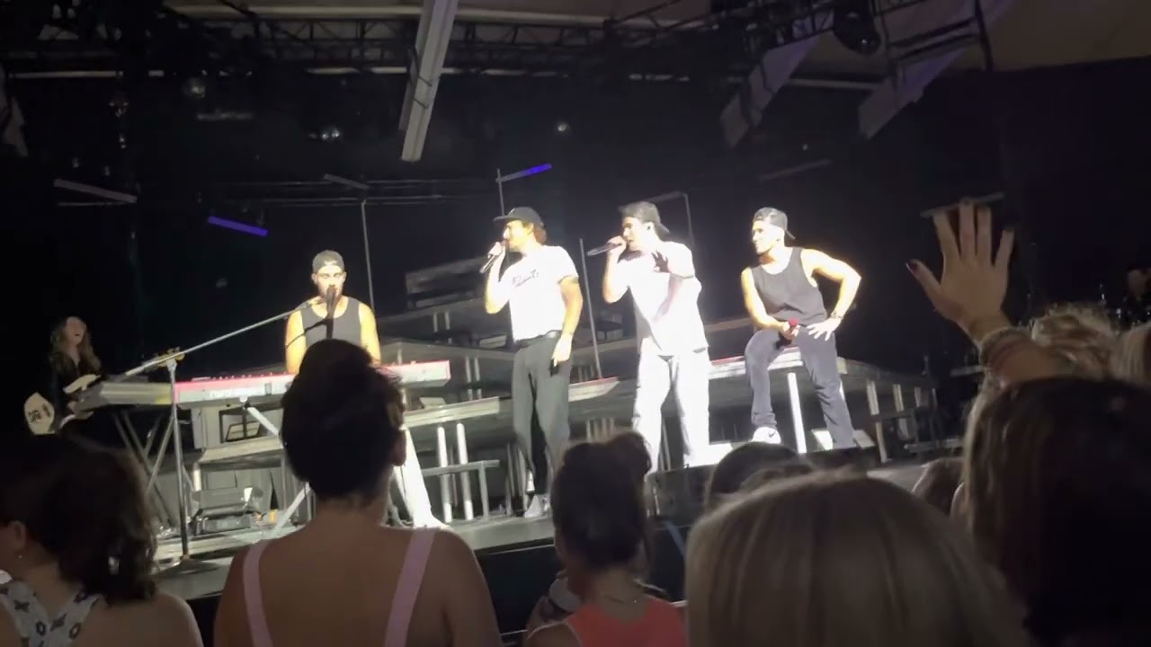 Big Time Rush- Forever Tour: Improv Fans’ Story - YouTube