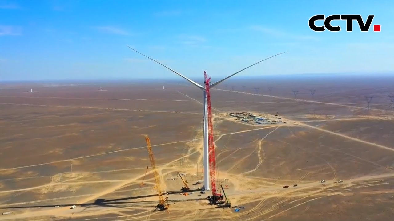中国陆上最大单机风电机组在新疆首吊成功 |《中国新闻》CCTV中文国际 - YouTube