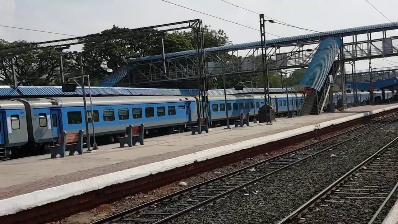 WDP4D WITH 12026 SHATABDI EXPRESS CRUISING THROUGH LINGAMPALLY STATION ...