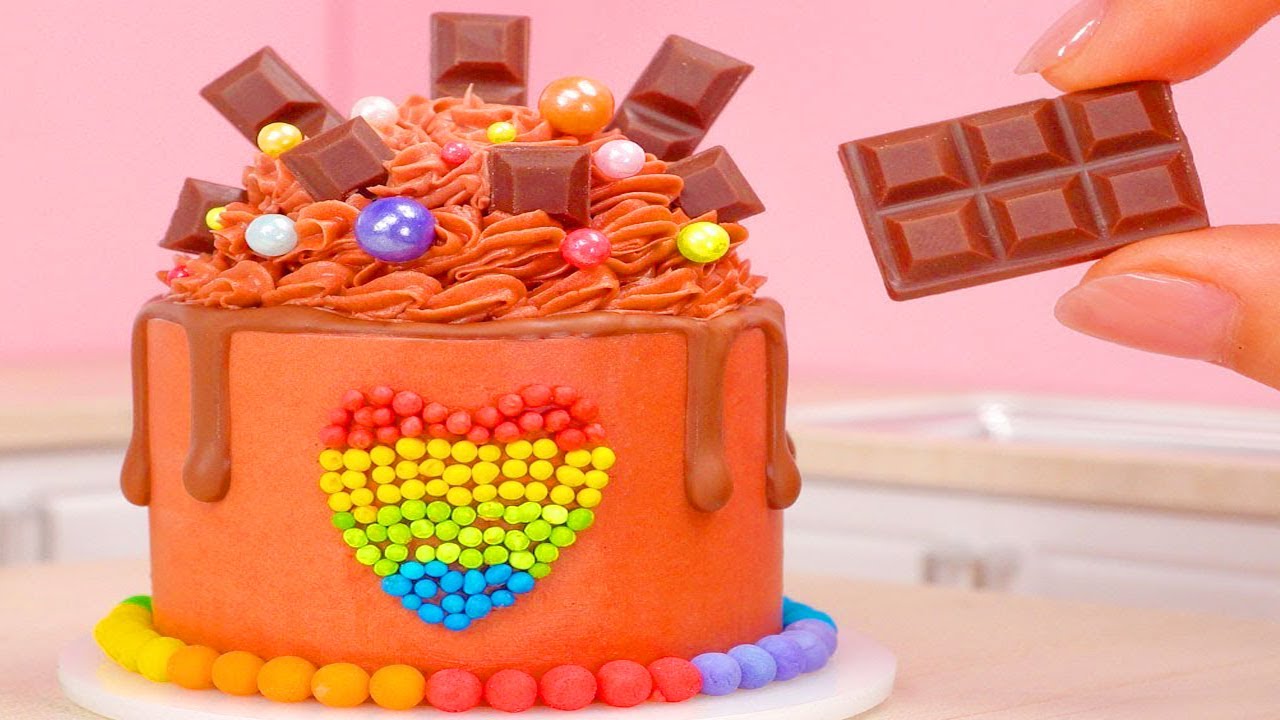 Making fancy miniature chocolate cakes with sprinkles – 5+ delicious ...
