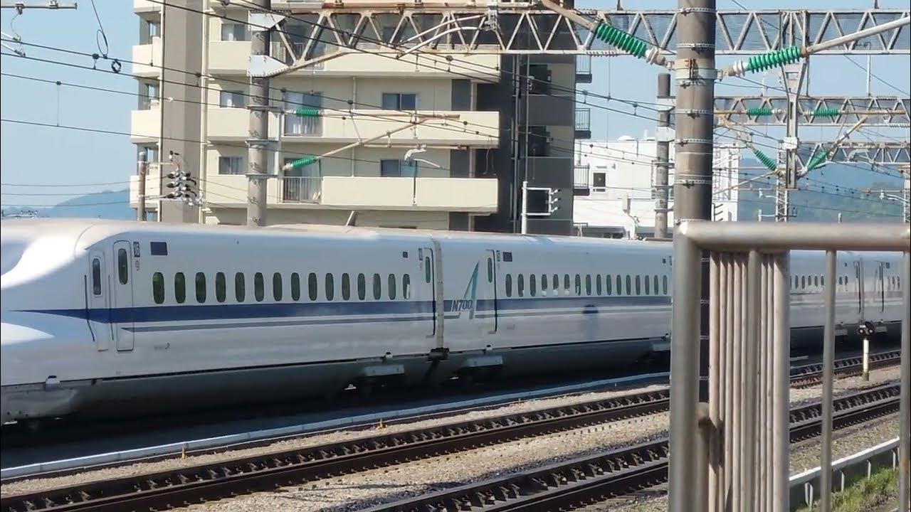 230409 014 新富士駅を出発する東海道新幹線n700系 F24編成 N700a と通過するn700系 J37編成 N700s